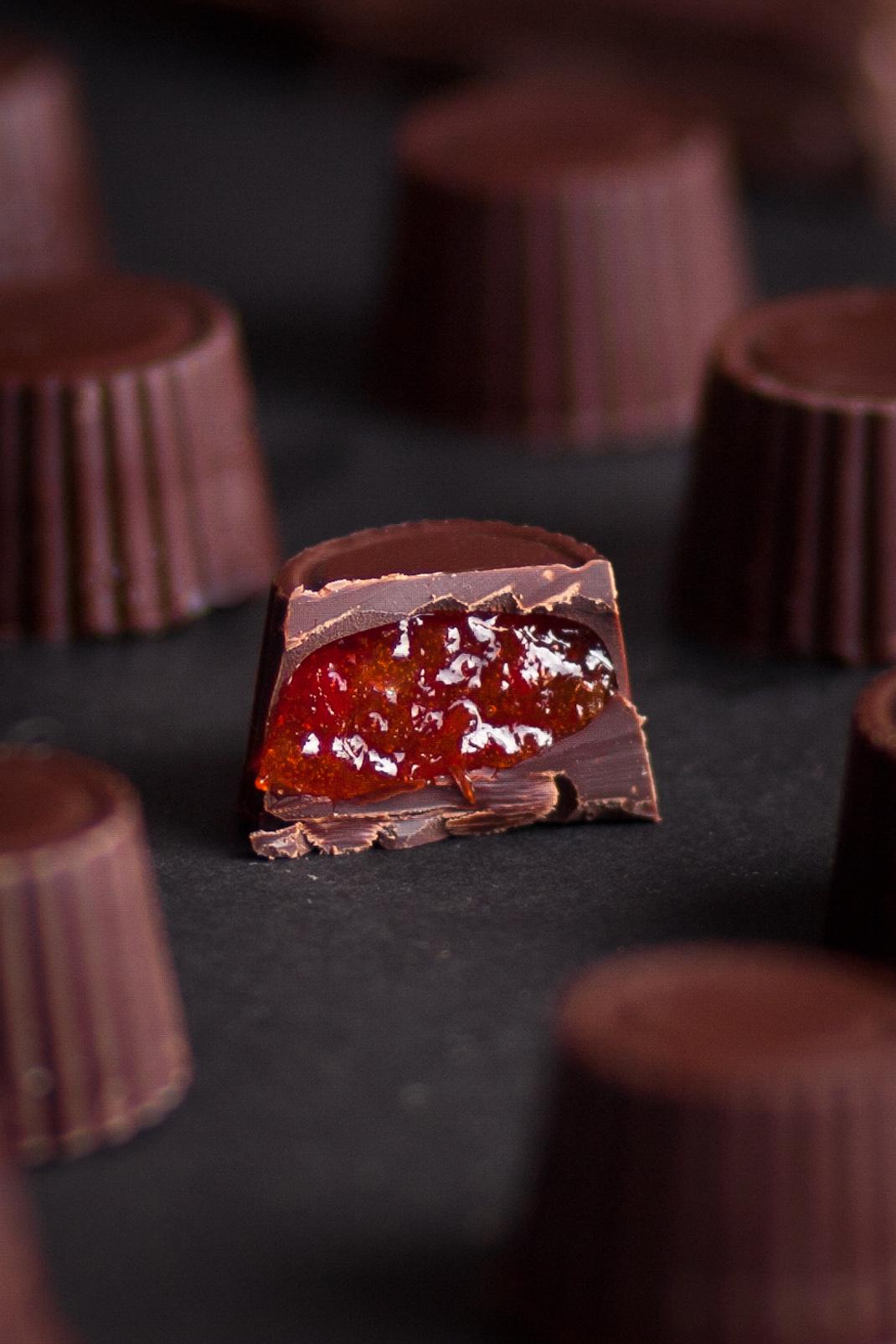 Chocolate Chilies: Σοκολατάκια Valrhona με chilli jam | BOVARY