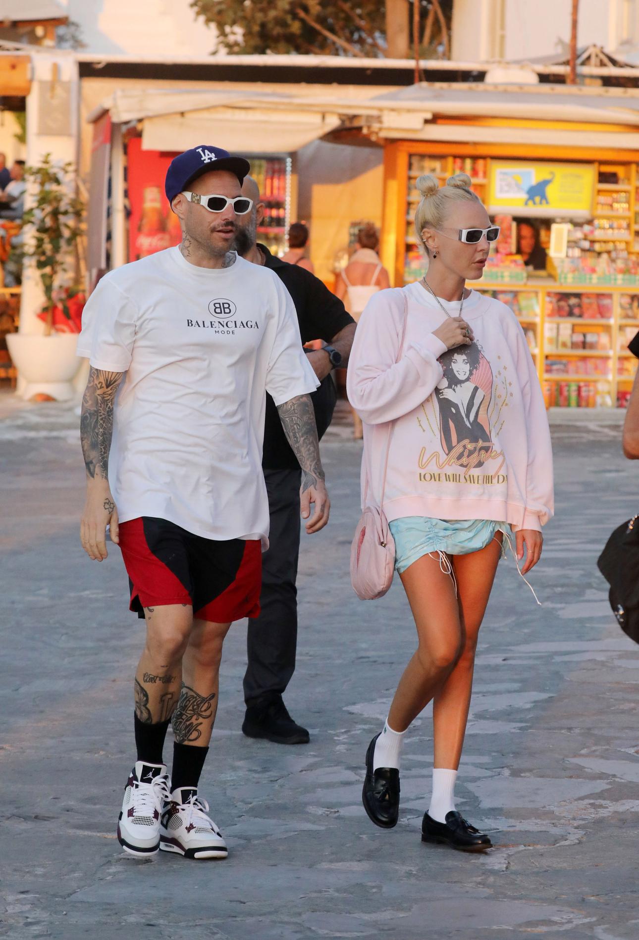 Η Ταμτα και ο Πάρις Κασιδόκωστας με cool casual outfit στη Μύκονο | BOVARY