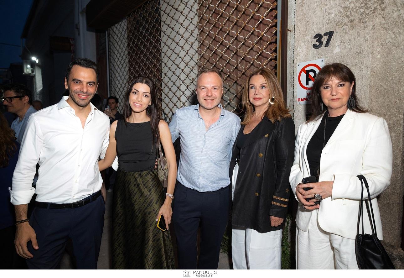 Η εντυπωσιακή black & white εμφάνιση της Αγάπης Πολίτη -Οι κομψές ...