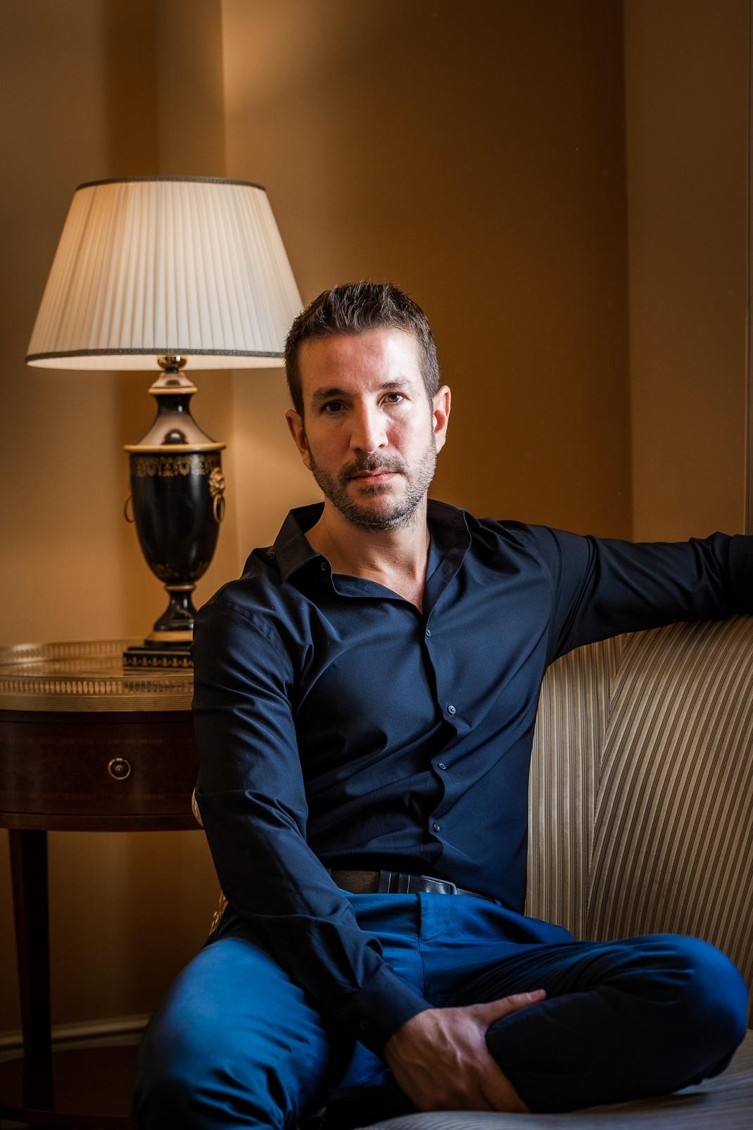 Alex Michaelides: Ο Βρετανοκύπριος συγγραφέας που παντρεύει τη ...