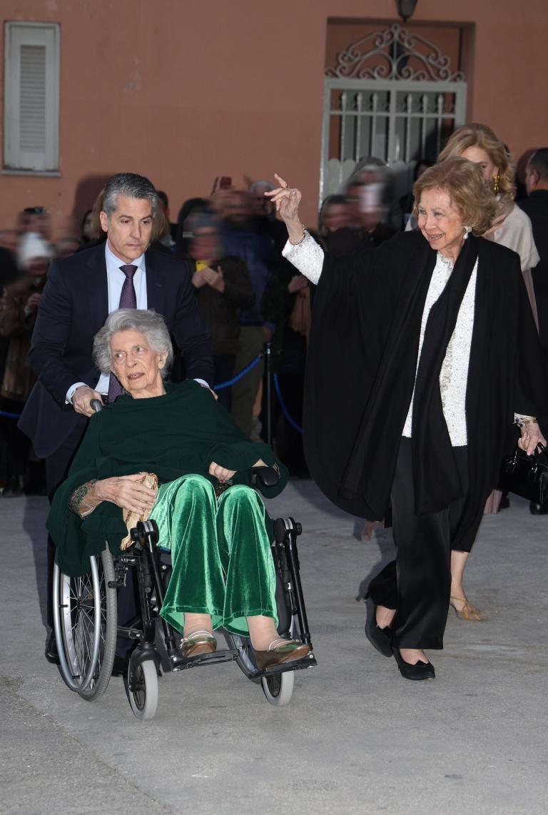 Απαστράπτουσα νύφη η Χρυσή Βαρδινογιάννη -Αριστοκρατικό νυφικό με πέπλο ...