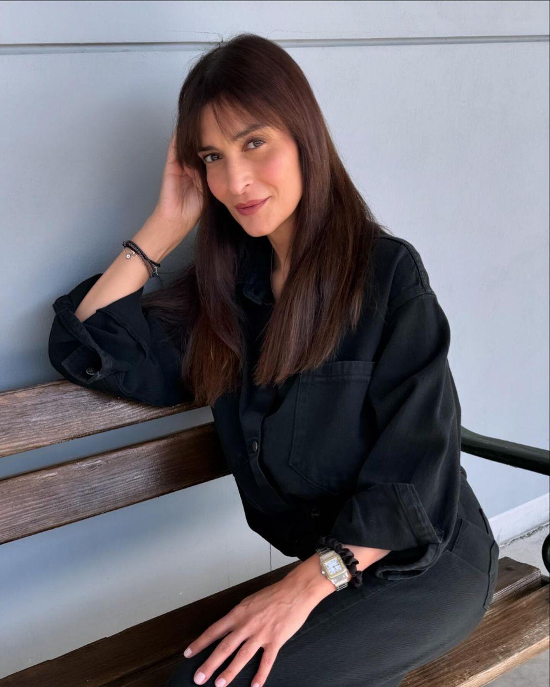 H Αντιγόνη Κουλουκάκου με total denim look σε μαύρη απόχρωση, δίνει την ...