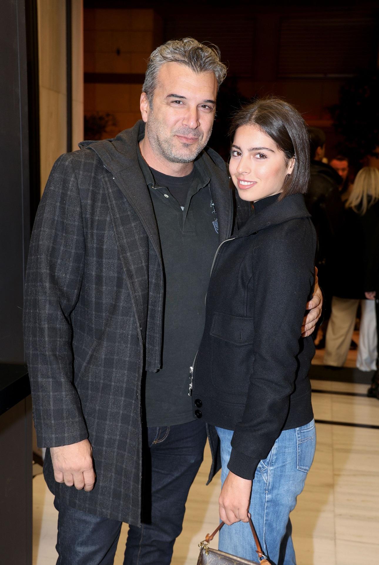 Αντώνης Βλοντάκης: Αγκαλιά με την κόρη του, Ηλέκτρα - Σε θεατρική ...