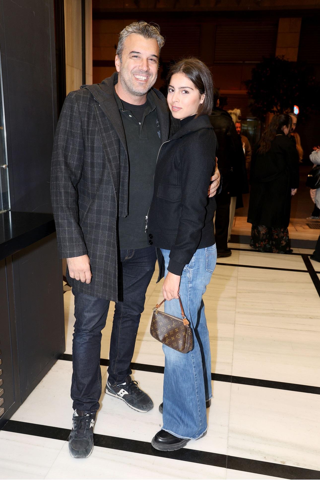 Αντώνης Βλοντάκης: Αγκαλιά με την κόρη του, Ηλέκτρα - Σε θεατρική ...