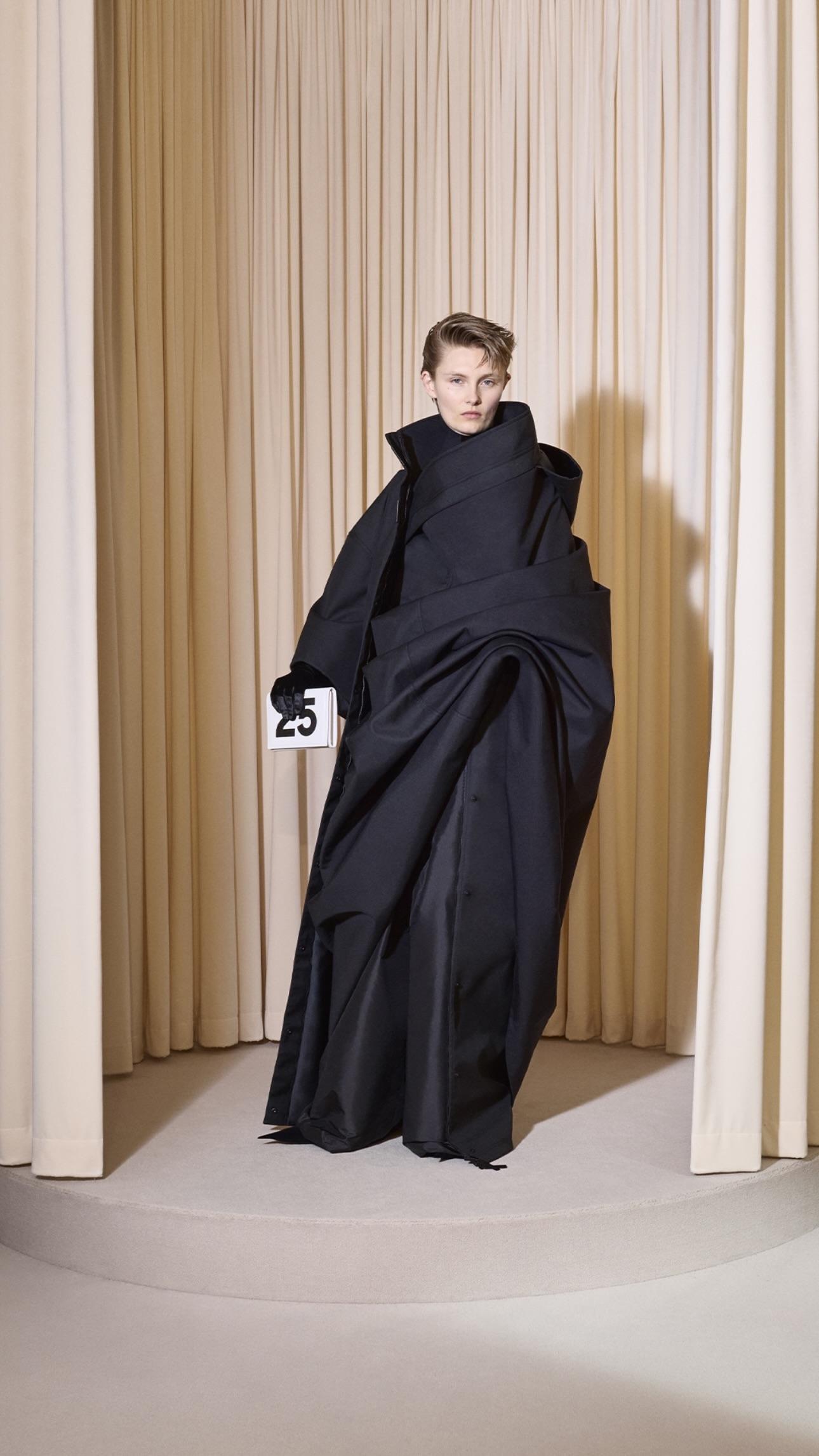 Ο Demna Gvasalia τίμησε τον Cristóbal Balenciaga με μια couture συλλογή ...