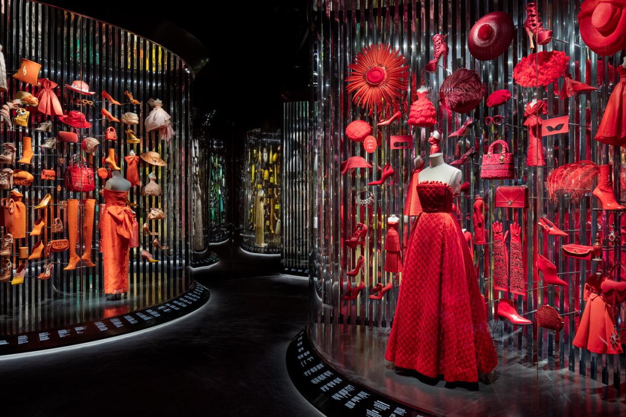 Η εμβληματική έκθεση «Christian Dior: Designer of Dreams» εγκαινιάστηκε ...