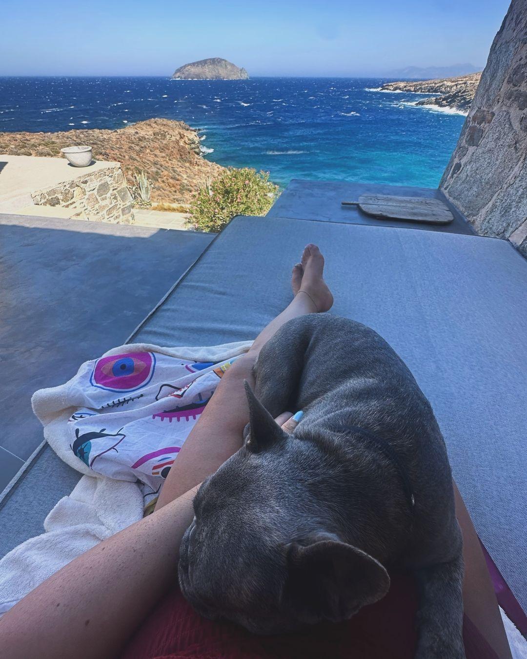 Η Δανάη Μπάρκα φόρεσε το ολόσωμο μαγιό που κολακεύει τις γυναίκες με ...