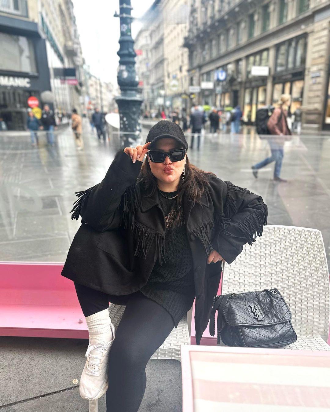 Η Δανάη Μπάρκα στη Βιέννη -Το στιλάτο look με κολάν, sneakers και ...