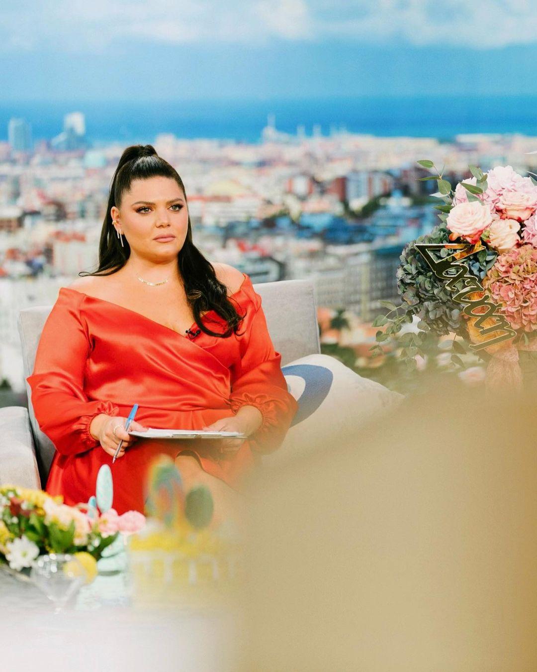 H Δανάη Μπάρκα με κατακόκκινο σατέν φόρεμα από Mi-Ro στην πρεμιέρα της ...