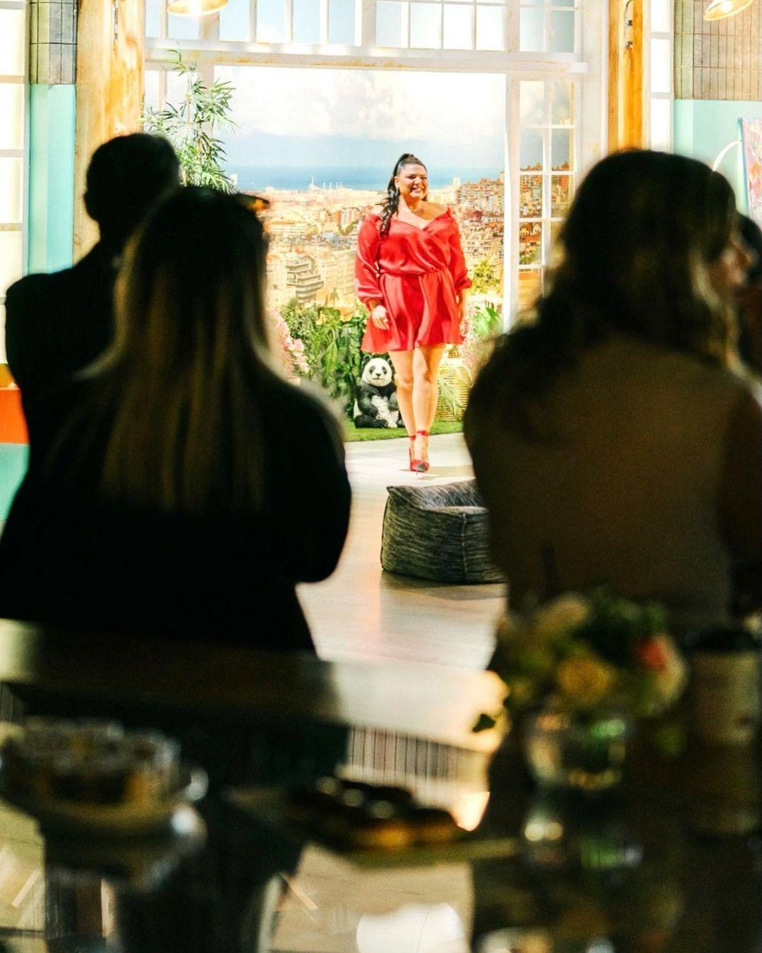 H Δανάη Μπάρκα με κατακόκκινο σατέν φόρεμα από Mi-Ro στην πρεμιέρα της ...