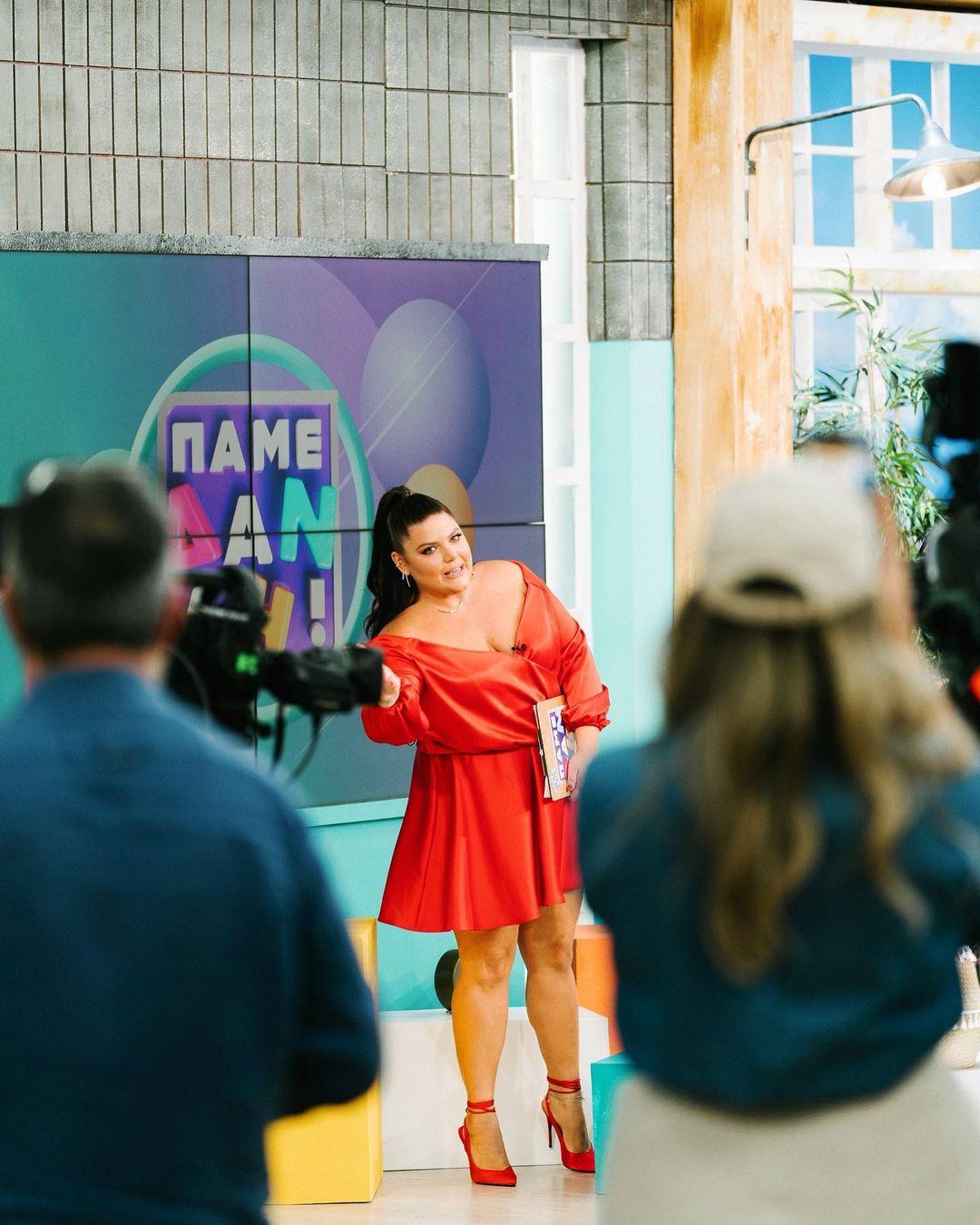 H Δανάη Μπάρκα με κατακόκκινο σατέν φόρεμα από Mi-Ro στην πρεμιέρα της ...