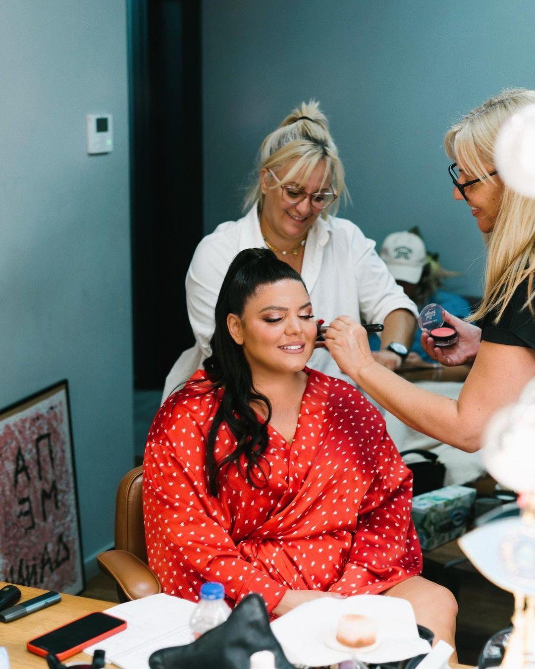 H Δανάη Μπάρκα με κατακόκκινο σατέν φόρεμα από Mi-Ro στην πρεμιέρα της ...