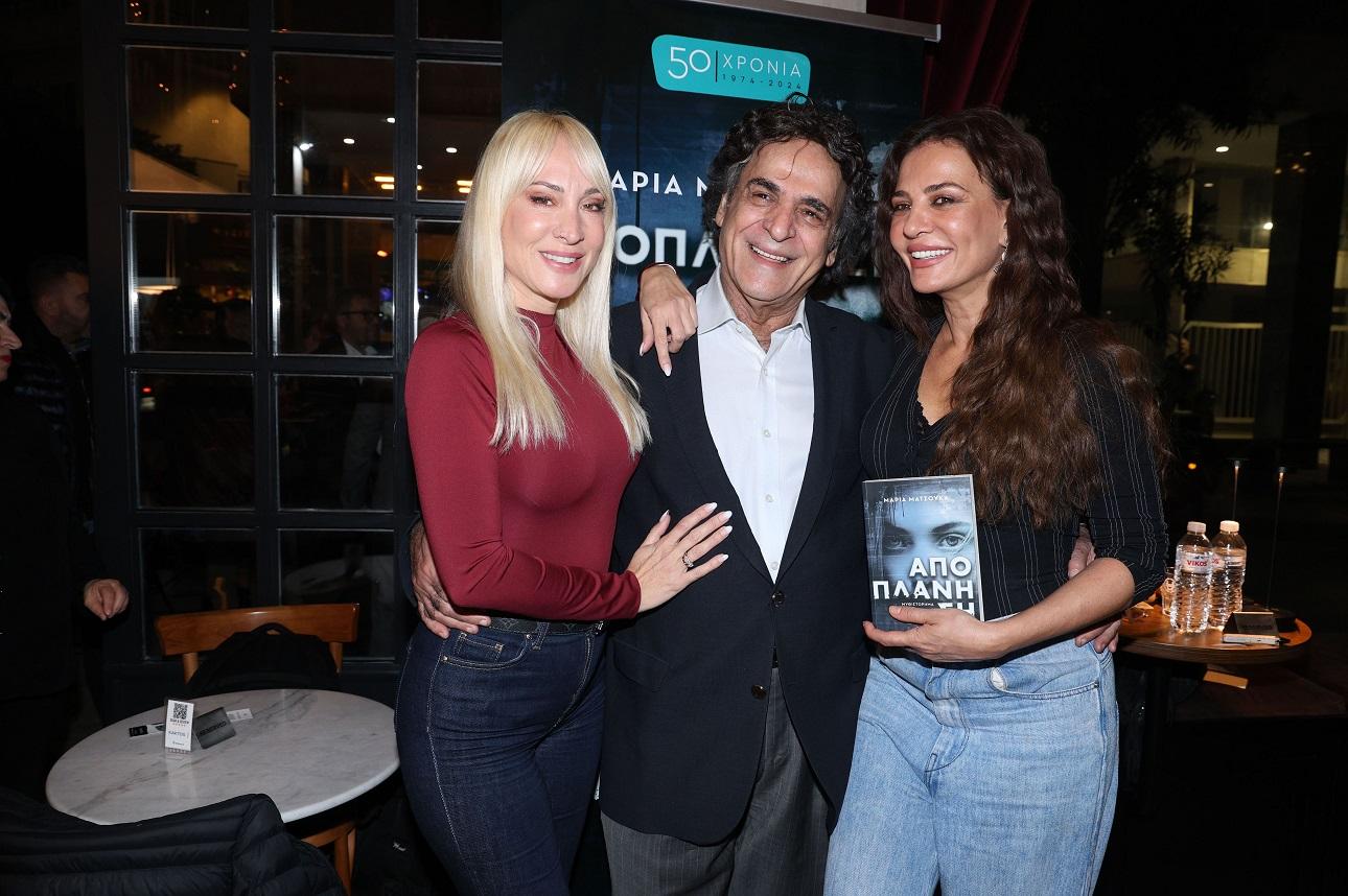 Δήμητρα και Μαρία Ματσούκα με ασορτί looks, φωτογραφίζονται με τον ...