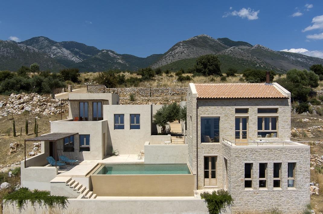 Μια εξοχική κατοικία στη Μάνη μοιάζει να βγήκε από ταινία του Λούκα ...