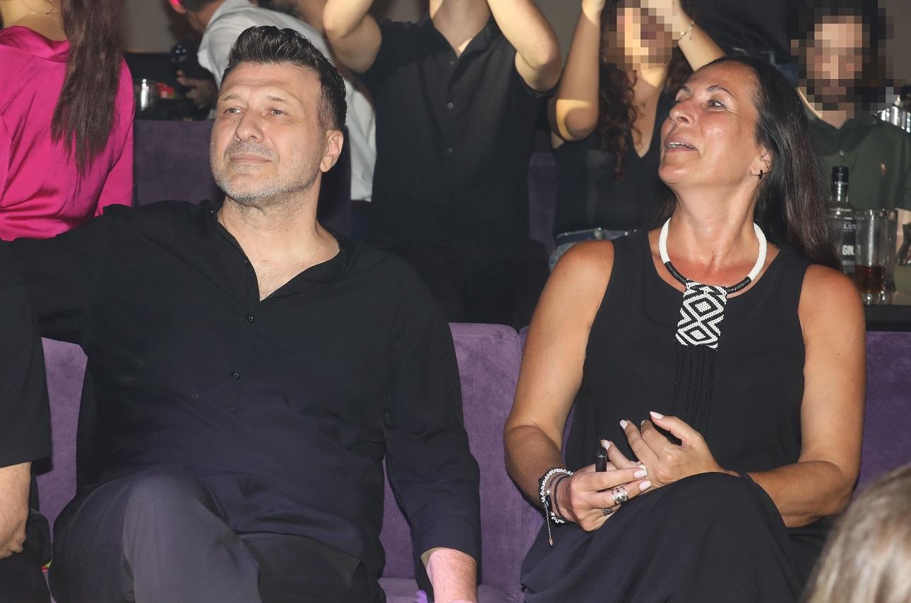 Ο Γιάννης Πλούταρχος με τη σύζυγό του απόλαυσαν τον γιο τους, Γιώργο ...