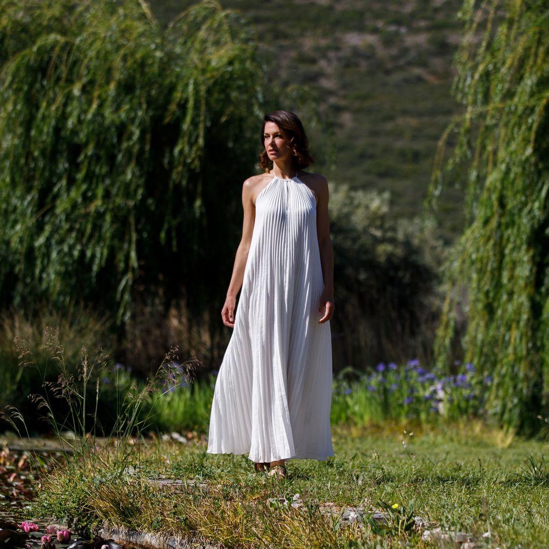 Η Τζίνα Αλιμόνου με λευκό φόρεμα και σανδάλια -Η επιτομή του Grecian ...