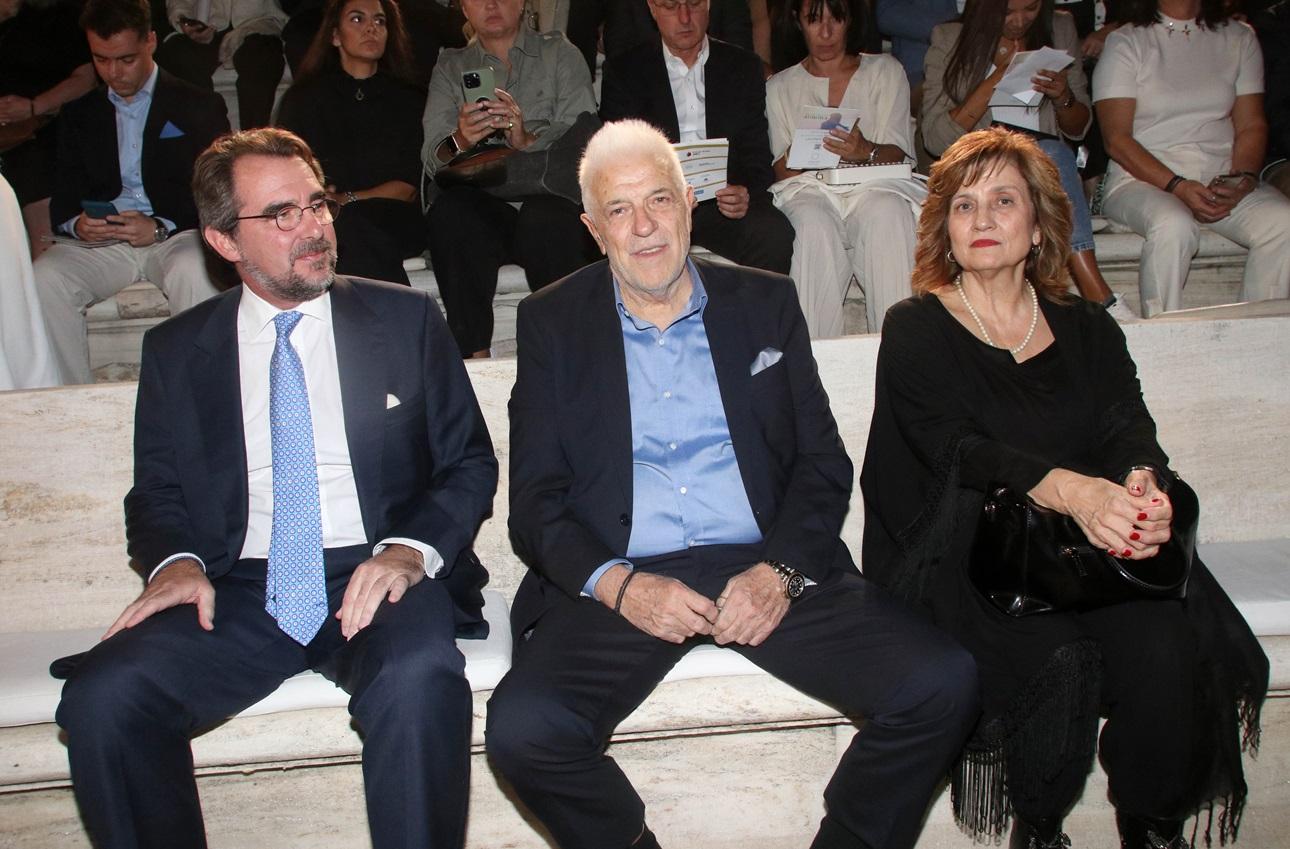 Αλέξάνδρα Νίκα: Με δύο κλασικά ρούχα στην πρώτη επίσημη εμφάνιση με ...