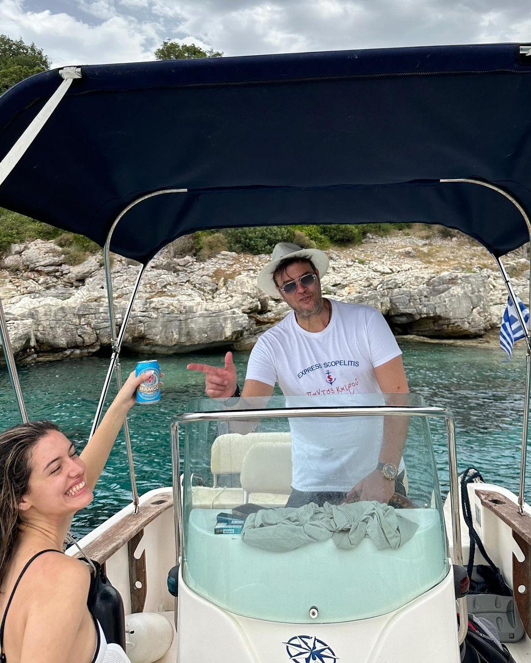 Λάμπης Λιβιεράτος: Στους Παξούς για διακοπές με τις κόρες του -Οι ...