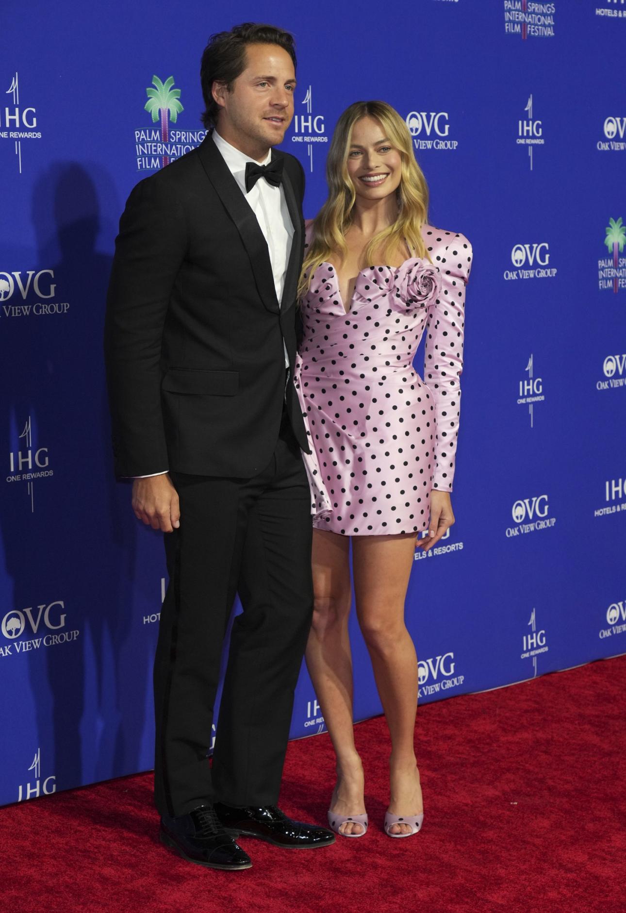 Η Μάργκοτ Ρόμπι με ροζ πουά φόρεμα Balmain, στο κόκκινο χαλί με τον ...