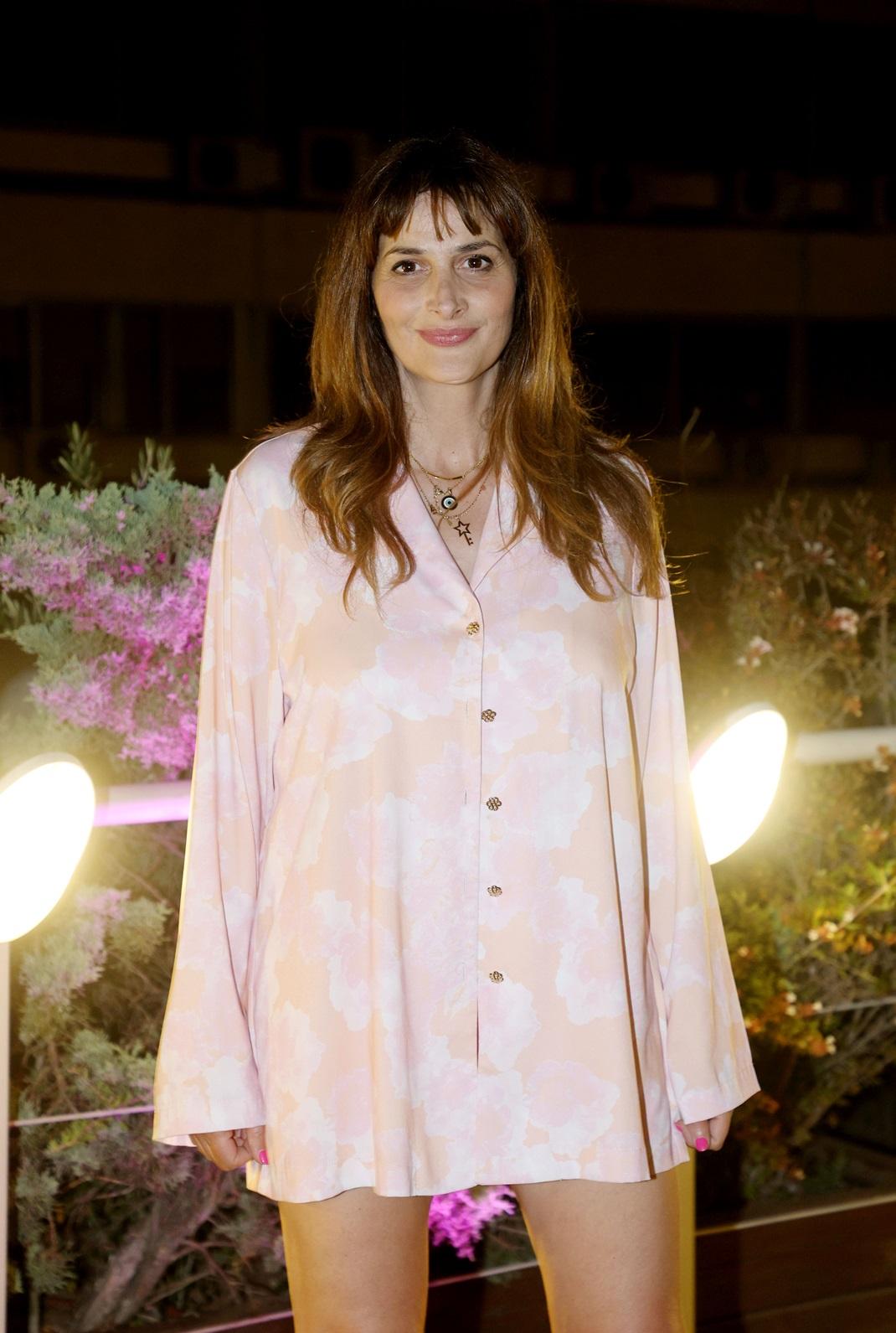 H Μαρία Κωνσταντάκη υιοθέτησε την τάση no pants -Η βραδινή εμφάνιση ...