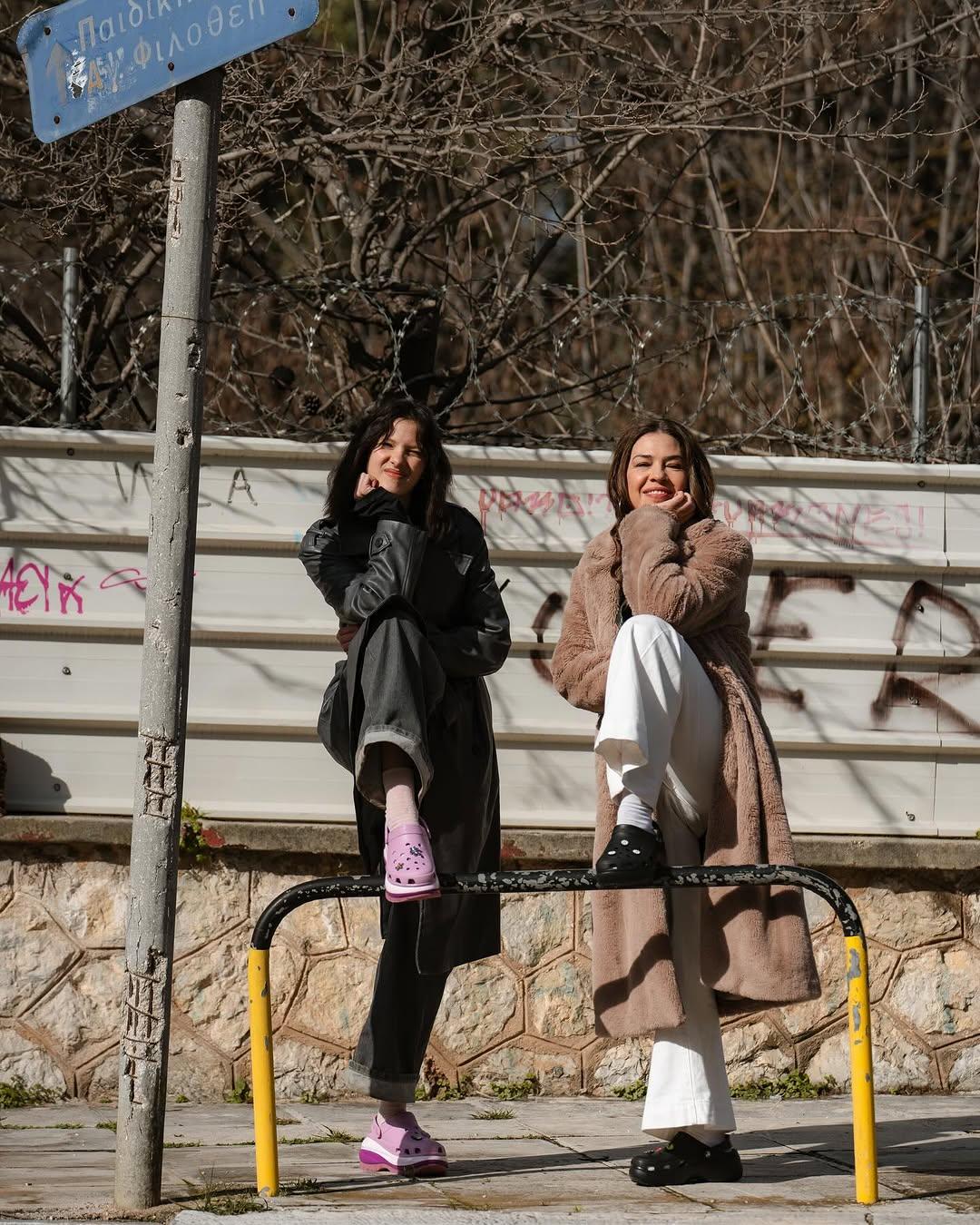 Η Ναταλία Δραγούμη και η κόρη της φόρεσαν τα ίδια «άσχημα» παπούτσια με ...