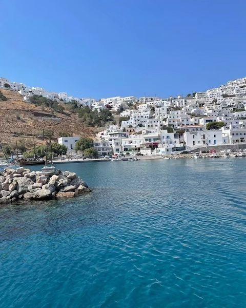 Η Παναγιώτα Βλαντή με μπικίνι βουτά στα καταγάλανα νερά της Αστυπάλαιας ...