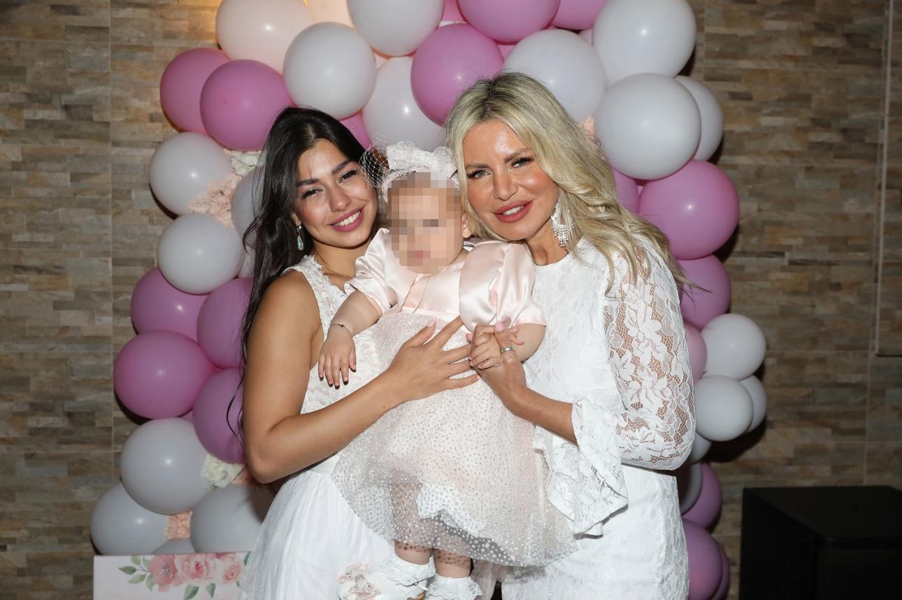 Τάρια Μπούρα: Το μοντέλο των '90s έγινε γιαγιά στα 53 της και βάφτισε ...