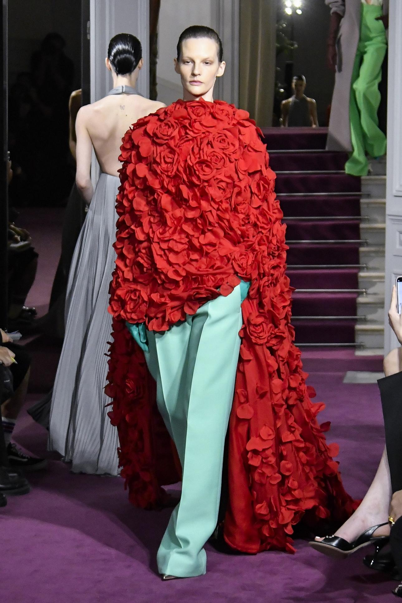 Valentino: Η S/S '24 couture collection είναι μια «βουτιά» στο ...