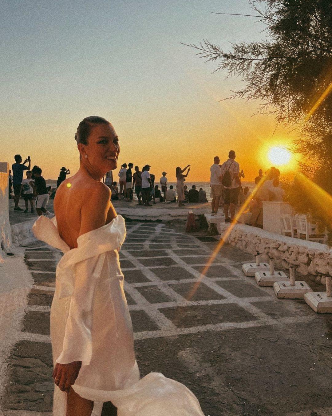 Η Βίκυ Καγιά με το πιο chic λευκό φόρεμα Έλληνα σχεδιαστή περπατά στο ...