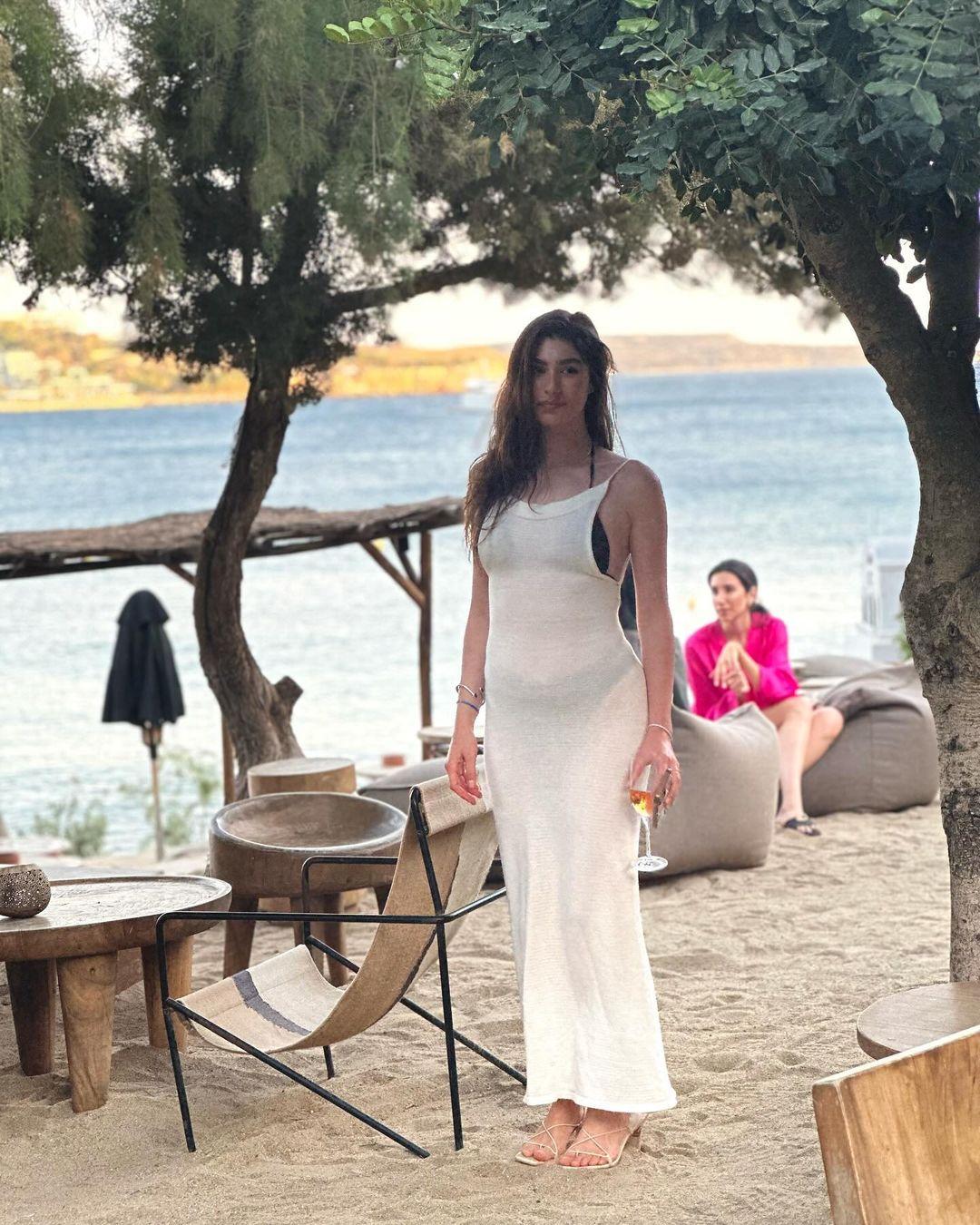 Η Χρύσα Μιχαλοπούλου ποζάρει με το τέλειο φόρεμα για την παραλία | BOVARY