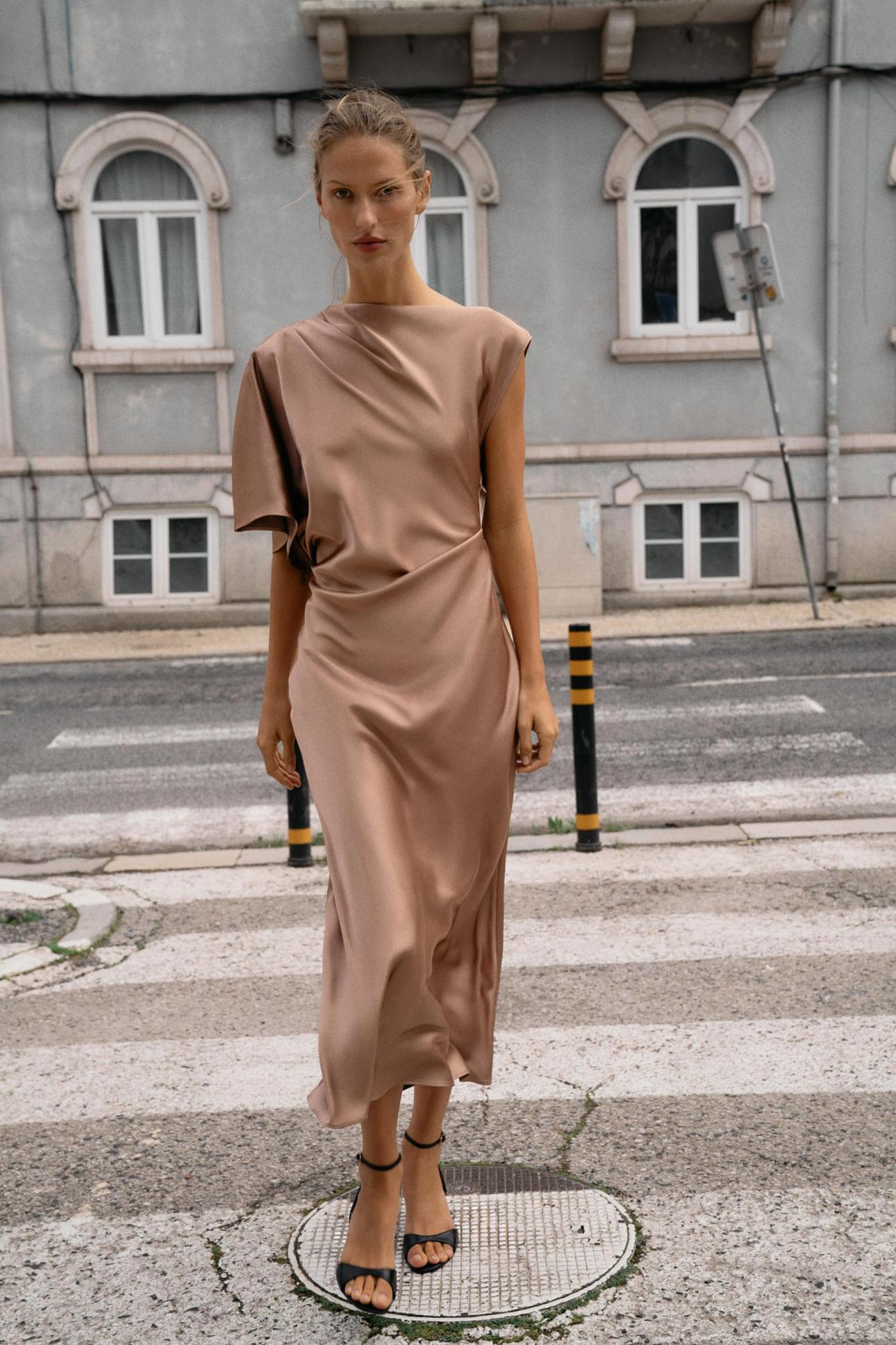 Το φόρεμα από τα Zara για καλεσμένη σε ανοιξιάτικο γάμο, σε υπέροχο ...