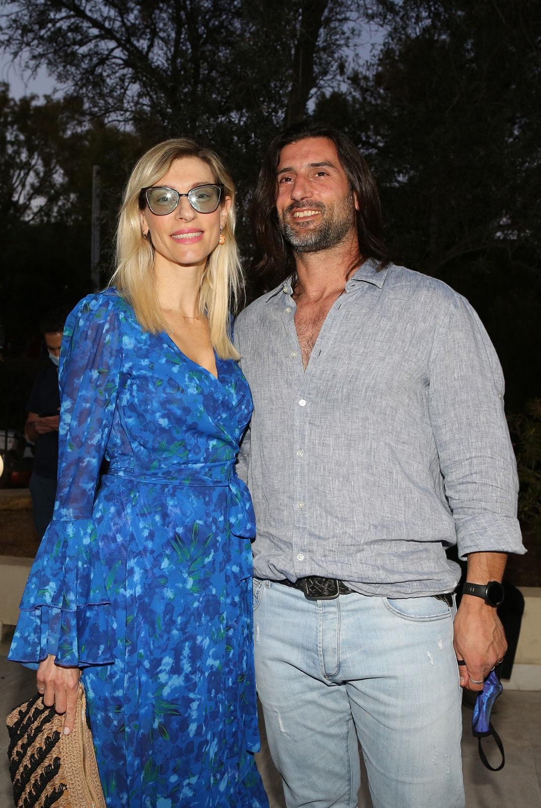 Η κομψή εμφάνιση της Ζέτας Δούκα σε θεατρική πρεμιέρα, με τον ...