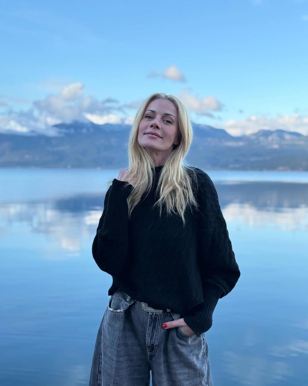 Η Ζέτα Μακρυπούλια με τζιν και μποτάκια -Το ιδανικό look για χειμερινή ...