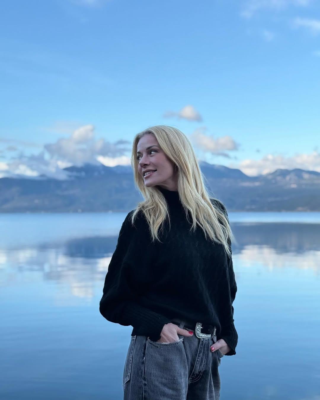 Η Ζέτα Μακρυπούλια με τζιν και μποτάκια -Το ιδανικό look για χειμερινή ...