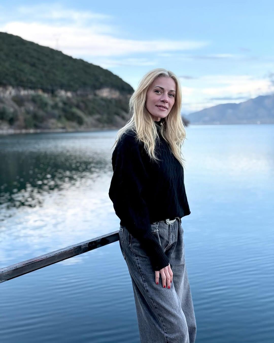 Η Ζέτα Μακρυπούλια με τζιν και μποτάκια -Το ιδανικό look για χειμερινή ...