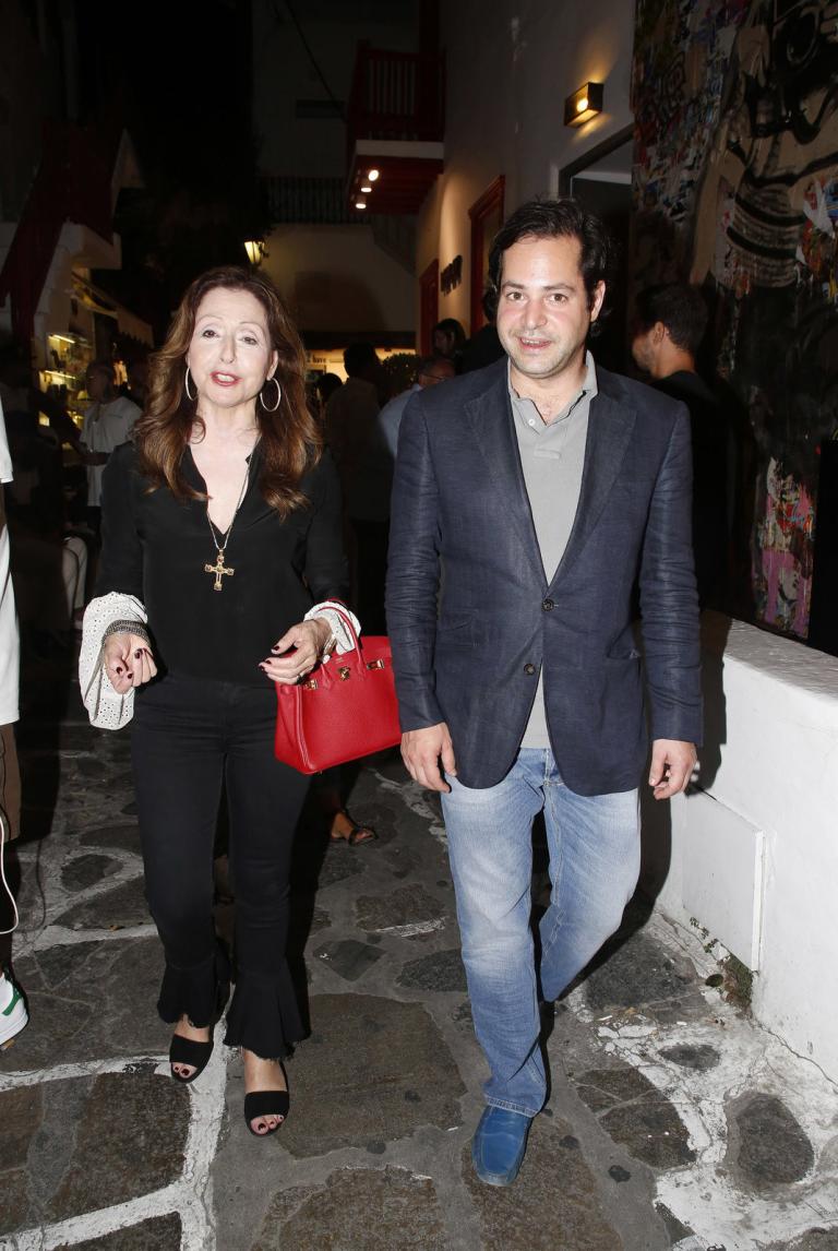 Η Βίκυ Λέανδρος κάνει διακοπές στη Μύκονο με τον γιο της -Οι ...