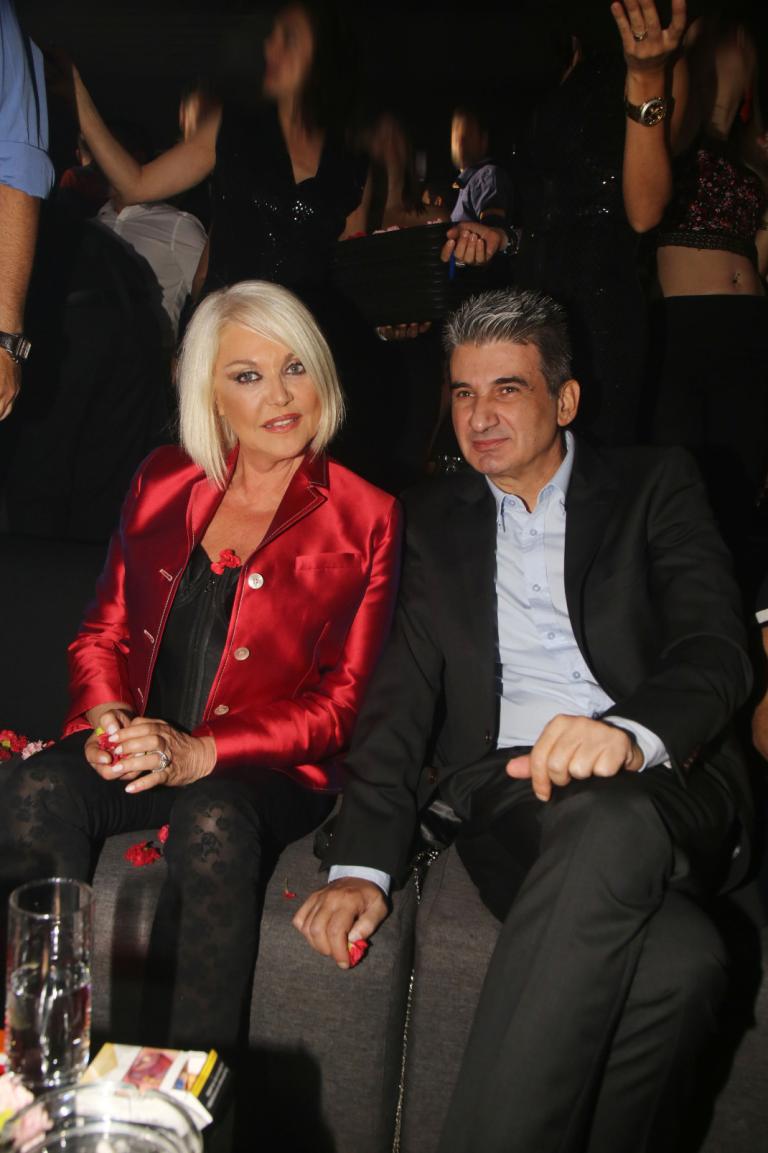 Σπάνια έξοδος για την Ρούλα Κορομηλά -Συνοδευόταν από τον αδελφό της ...