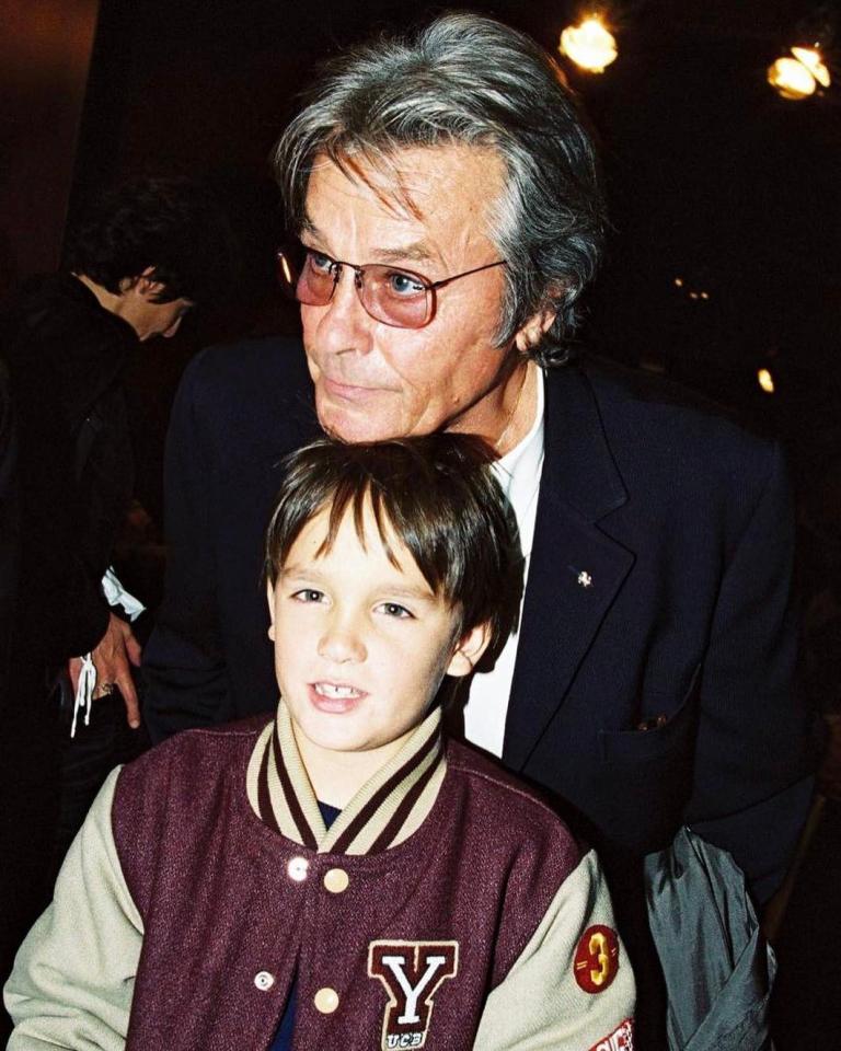 Ο μικρότερος γιος του Alain Delon είναι ένα τρομερό παιδί. Tρομερό ...