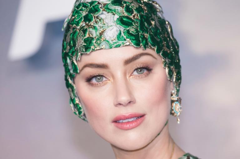 H Amber Heard έπαιξε με τη χρυσή σκιά στο κινητό της βλέφαρο και ...