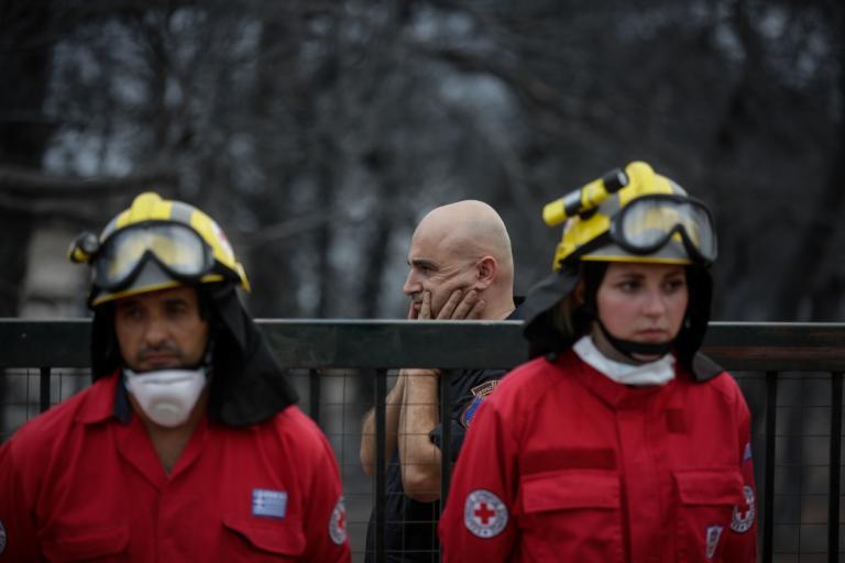10 συγκλονιστικές φωτογραφίες από την πυρκαγιά στην Ανατολική Αττική ...