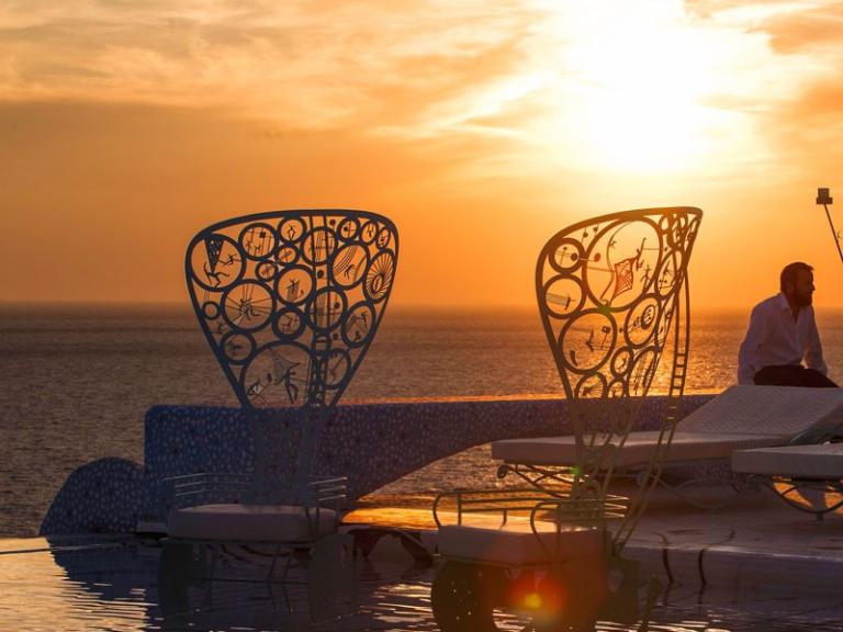 Σε αυτό το lounge bar των Κυκλάδων κολυμπάς σε τεράστια πισίνα και ...