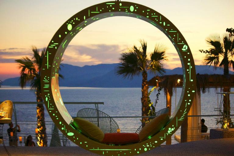 Σε αυτό το lounge bar των Κυκλάδων κολυμπάς σε τεράστια πισίνα και ...