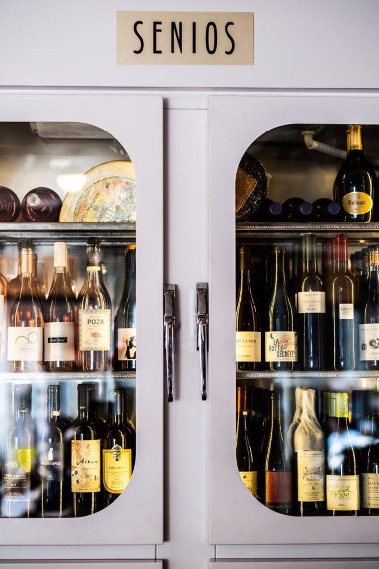 «Senios»: Ένα καφενείο εποχής αναβιώνει το αθηναϊκό ευ ζην στην ...