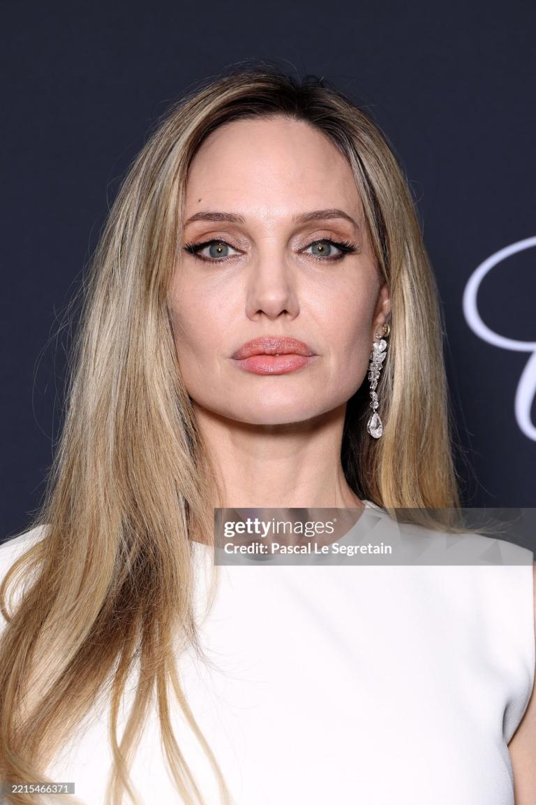 Η Angelina Jolie, το κεντρικό πρόσωπο της καμπάνιας TOM FORD Runway Lip ...