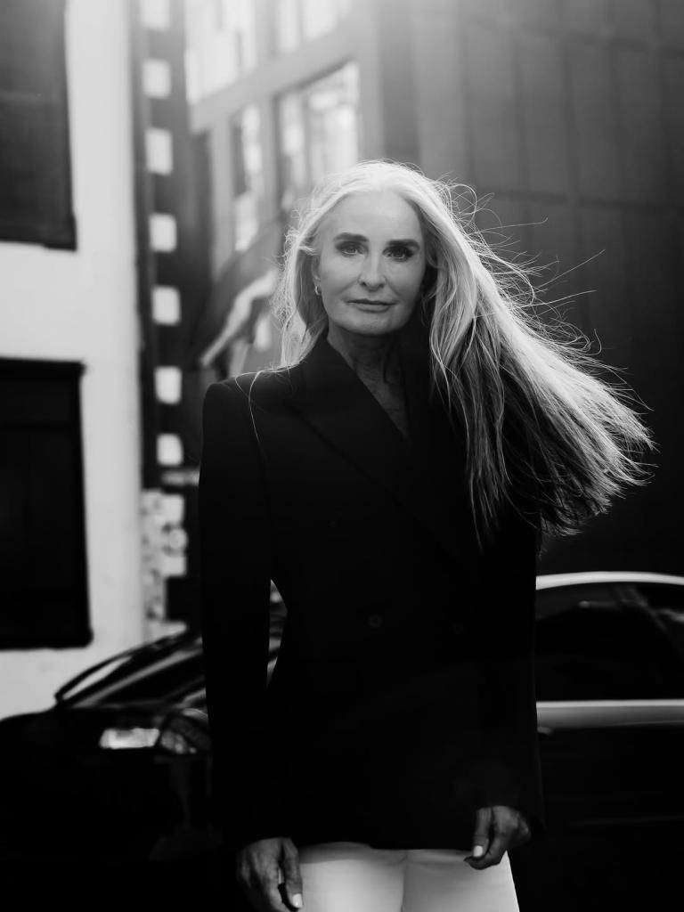 Η Caroline Labouchere ξεκίνησε το μόντελινγκ στα 54 -Και απέκτησε την ...