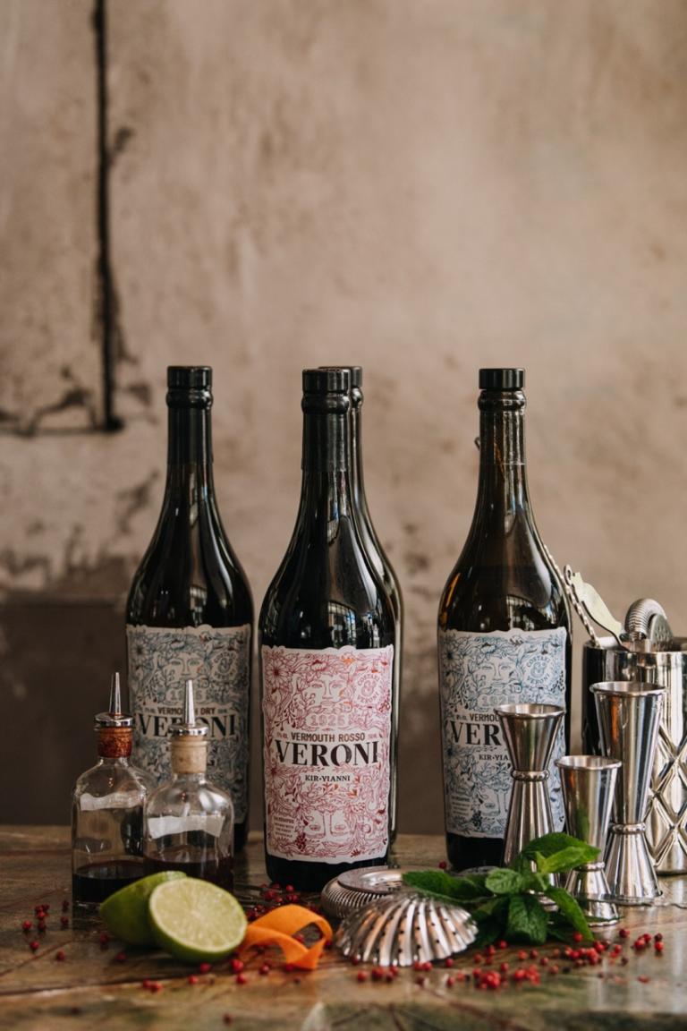 Το ελληνικό premium βερμούτ Veroni είναι εμπνευσμένο από μια παλιά ...