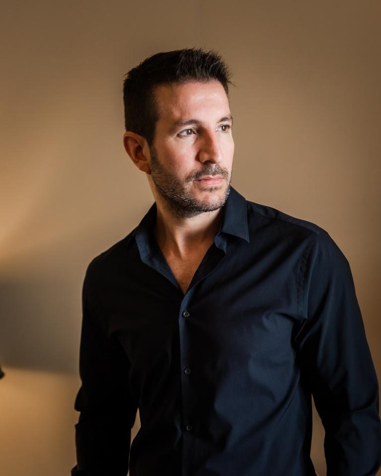 Alex Michaelides: Ο Βρετανοκύπριος συγγραφέας που παντρεύει τη ...