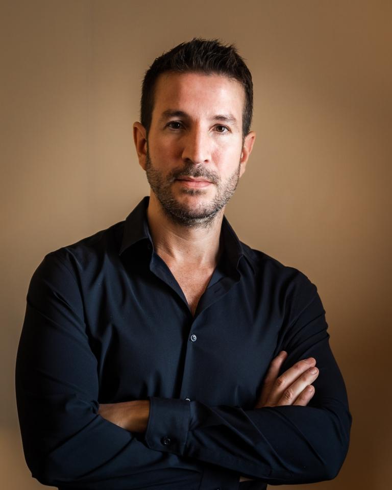Alex Michaelides: Ο Βρετανοκύπριος συγγραφέας που παντρεύει τη ...