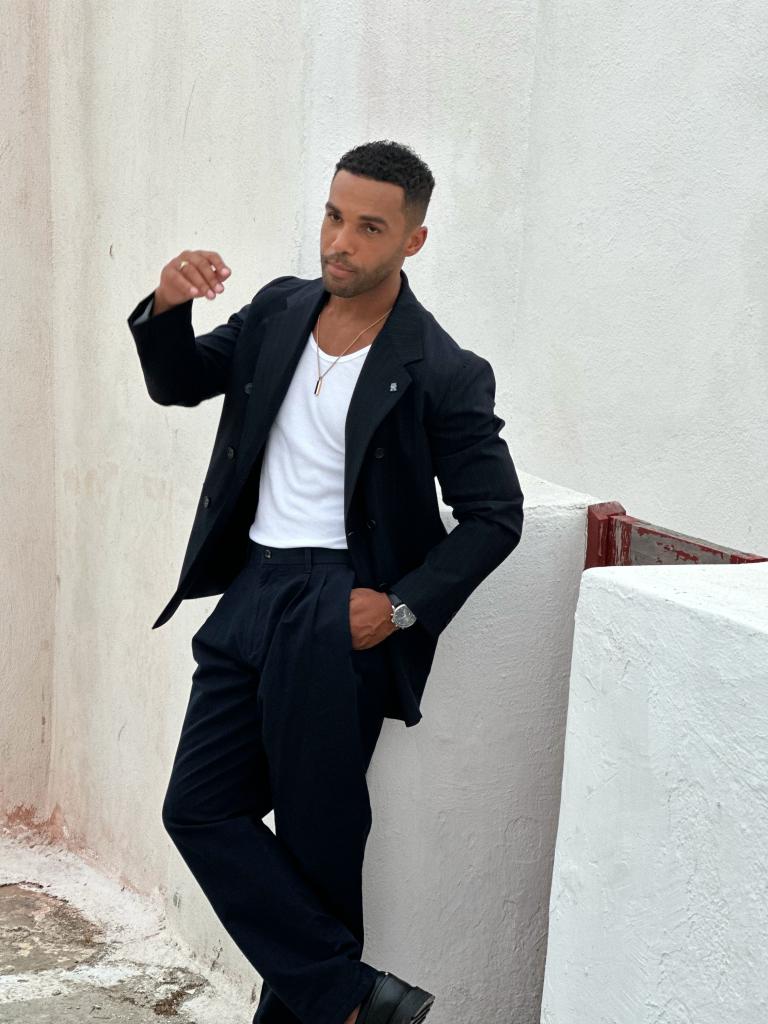 Lucien Laviscount: Στη Mύκονο ο «Άλφι» του Emily in Paris για τα ...