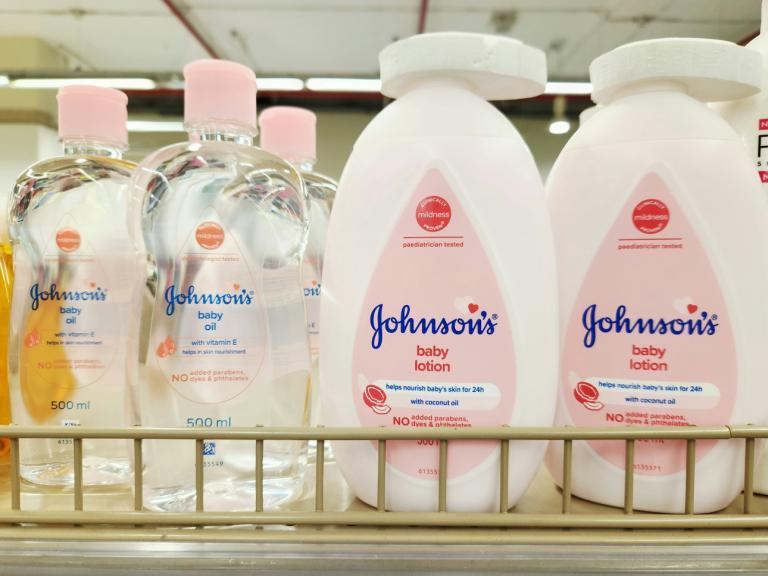 9 απρόσμενες χρήσεις του baby oil που θα αλλάξουν τον τρόπο που ...